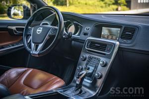 Black Volvo V60 2013 in Riga, with an engine capacity of 1.60 L and mileage of 303 thousand km for 4590 €, photo 8 on AUTOMOTO.COM.LV