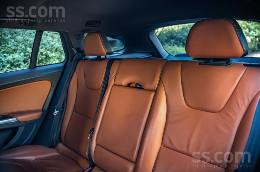 Black Volvo V60 2013 in Riga, with an engine capacity of 1.60 L and mileage of 303 thousand km for 4590 €, photo 12 on AUTOMOTO.COM.LV