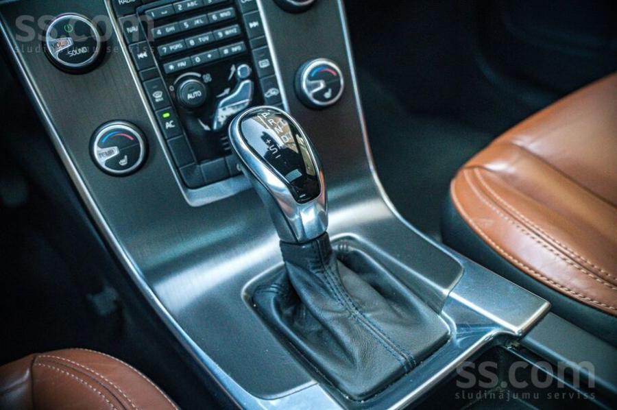 Black Volvo V60 2013 in Riga, with an engine capacity of 1.60 L and mileage of 303 thousand km for 4590 €, photo 17 on AUTOMOTO.COM.LV