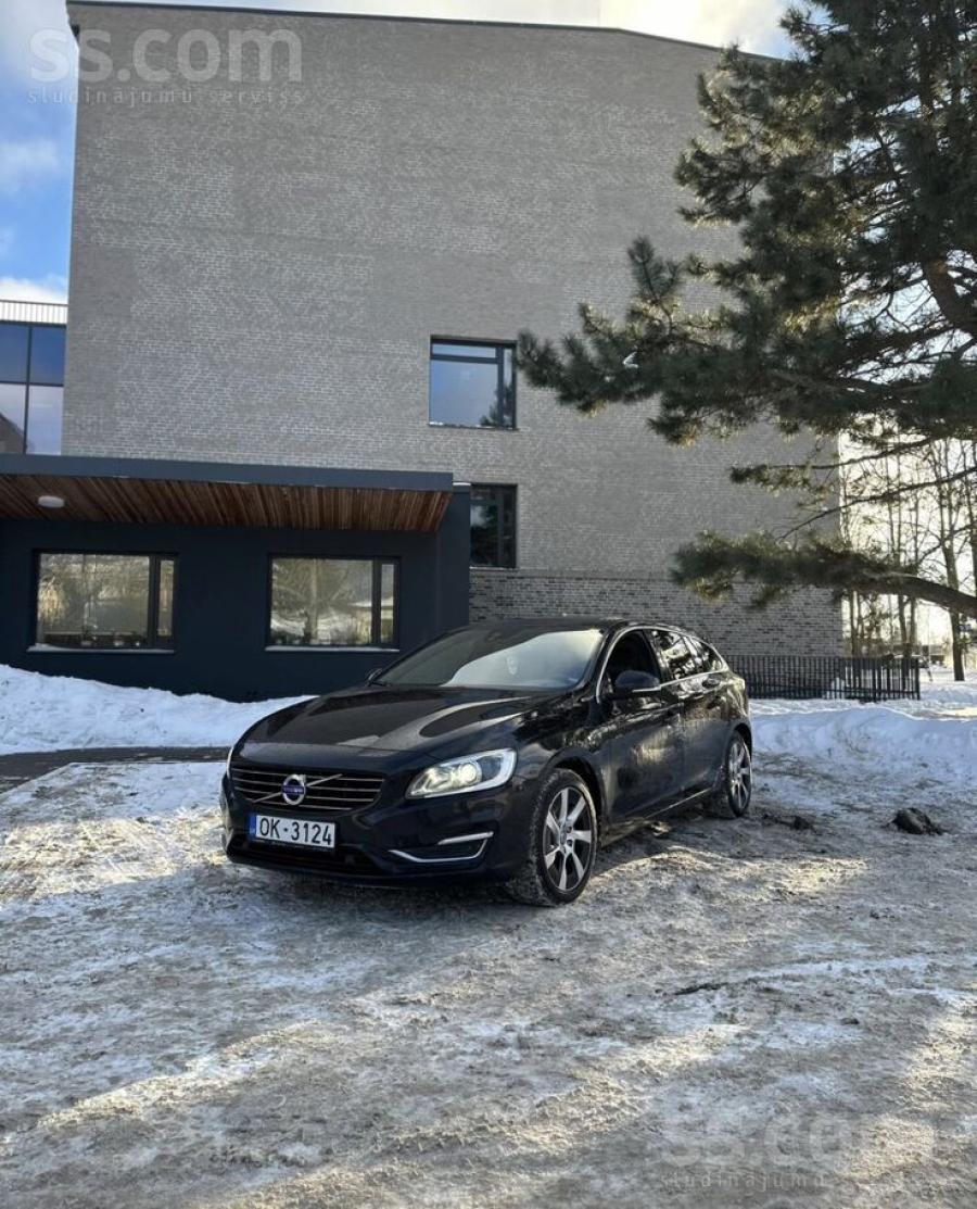 Melns Volvo V60 2013 Bauska, ar dzinēja tilpumu 2.40 L un nobraukumu 320 tūkst. km par 6000 €, foto 1 vietnē AUTOMOTO.COM.LV