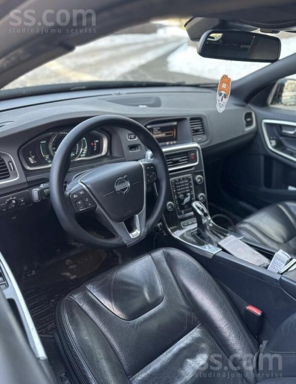 Black Volvo V60 2013 in Bauska, with an engine capacity of 2.40 L and mileage of 320 thousand km for 6000 €, photo 2 on AUTOMOTO.COM.LV