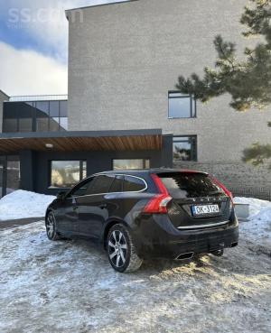 Melns Volvo V60 2013 Bauska, ar dzinēja tilpumu 2.40 L un nobraukumu 320 tūkst. km par 6000 €, foto 4 vietnē AUTOMOTO.COM.LV