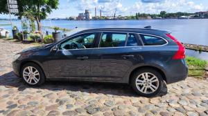 Melns Volvo V60 2013 Rīga, ar dzinēja tilpumu 2.00 L un nobraukumu 260 tūkst. km par 6200 €, foto  vietnē AUTOMOTO.COM.LV