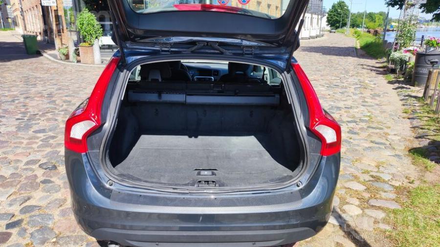 Melns Volvo V60 2013 Rīga, ar dzinēja tilpumu 2.00 L un nobraukumu 260 tūkst. km par 6200 €, foto 9 vietnē AUTOMOTO.COM.LV