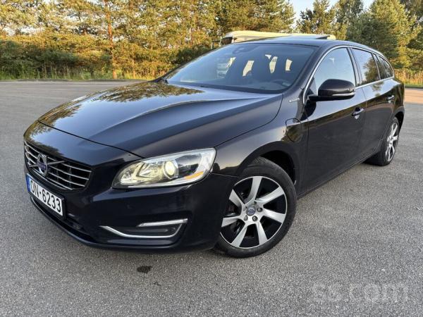 Melns Volvo V60 2013 Bauska, ar dzinēja tilpumu 2.40 L un nobraukumu 306 tūkst. km par 5000 €, foto 1 vietnē AUTOMOTO.COM.LV