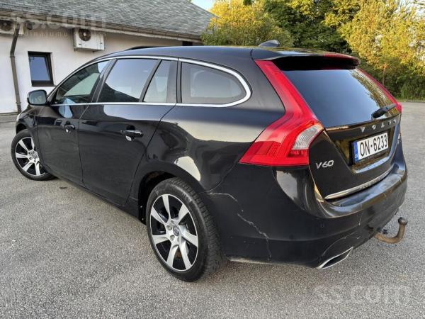 Melns Volvo V60 2013 Bauska, ar dzinēja tilpumu 2.40 L un nobraukumu 306 tūkst. km par 5000 €, foto 2 vietnē AUTOMOTO.COM.LV