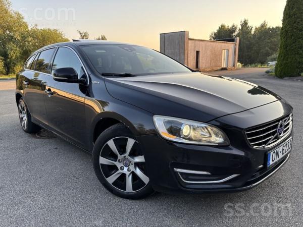 Melns Volvo V60 2013 Bauska, ar dzinēja tilpumu 2.40 L un nobraukumu 306 tūkst. km par 5000 €, foto 3 vietnē AUTOMOTO.COM.LV