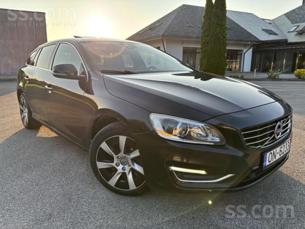 Melns Volvo V60 2013 Bauska, ar dzinēja tilpumu 2.40 L un nobraukumu 306 tūkst. km par 5000 €, foto 5 vietnē AUTOMOTO.COM.LV