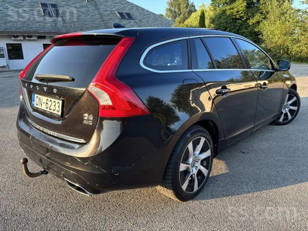 Melns Volvo V60 2013 Bauska, ar dzinēja tilpumu 2.40 L un nobraukumu 306 tūkst. km par 5000 €, foto 8 vietnē AUTOMOTO.COM.LV