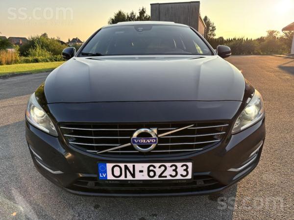 Melns Volvo V60 2013 Bauska, ar dzinēja tilpumu 2.40 L un nobraukumu 306 tūkst. km par 5000 €, foto 9 vietnē AUTOMOTO.COM.LV