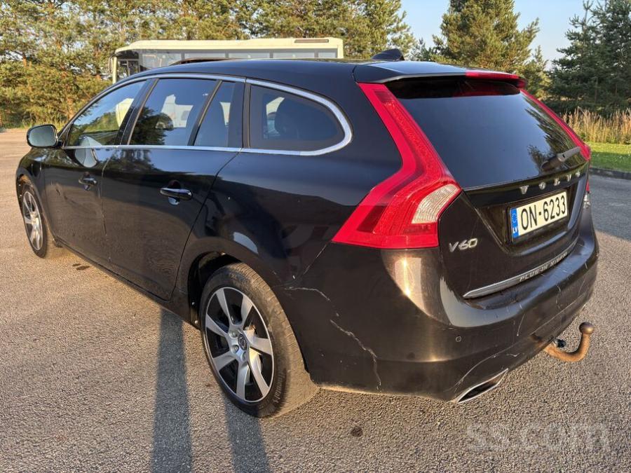 Black Volvo V60 2013 in Bauska, with an engine capacity of 2.40 L and mileage of 306 thousand km for 5000 €, photo 15 on AUTOMOTO.COM.LV
