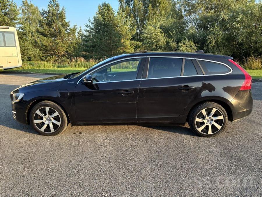 Black Volvo V60 2013 in Bauska, with an engine capacity of 2.40 L and mileage of 306 thousand km for 5000 €, photo 16 on AUTOMOTO.COM.LV