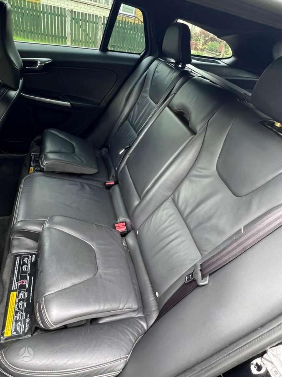 Melns Volvo V60 2013 Kėdainiai, ar dzinēja tilpumu 2.40 L un nobraukumu 248 tūkst. km par 6999 €, foto 9 vietnē AUTOMOTO.COM.LV