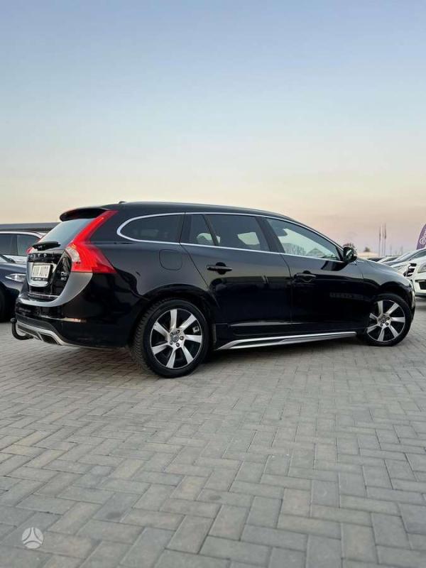Black Volvo V60 2013 in Kaunas, with an engine capacity of 2.40 L and mileage of 334 thousand km for 7999 €, photo 9 on AUTOMOTO.COM.LV