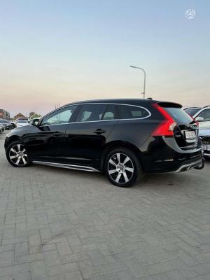 Black Volvo V60 2013 in Kaunas, with an engine capacity of 2.40 L and mileage of 334 thousand km for 7999 €, photo 16 on AUTOMOTO.COM.LV