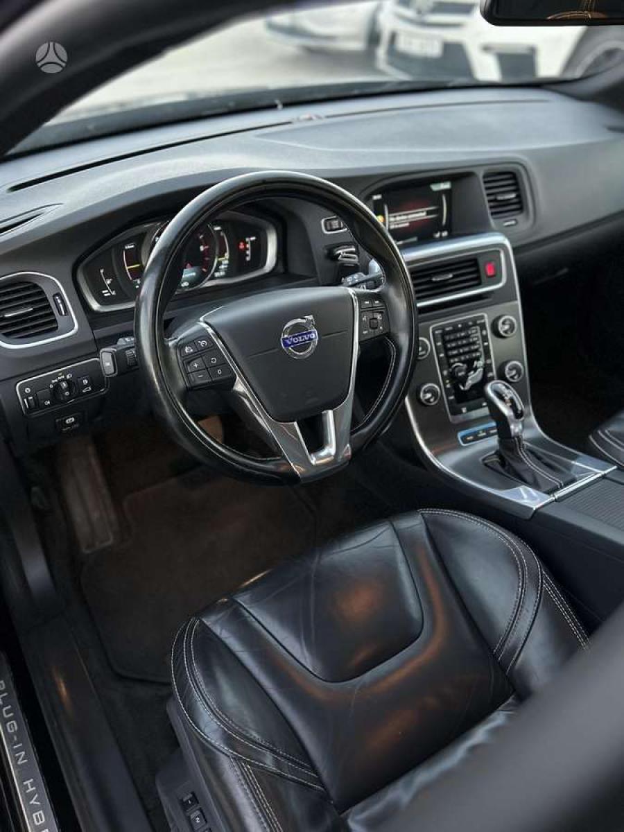 Black Volvo V60 2013 in Kaunas, with an engine capacity of 2.40 L and mileage of 334 thousand km for 7999 €, photo 19 on AUTOMOTO.COM.LV