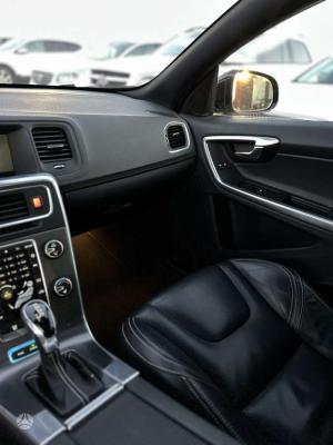 Black Volvo V60 2013 in Kaunas, with an engine capacity of 2.40 L and mileage of 334 thousand km for 7999 €, photo 24 on AUTOMOTO.COM.LV