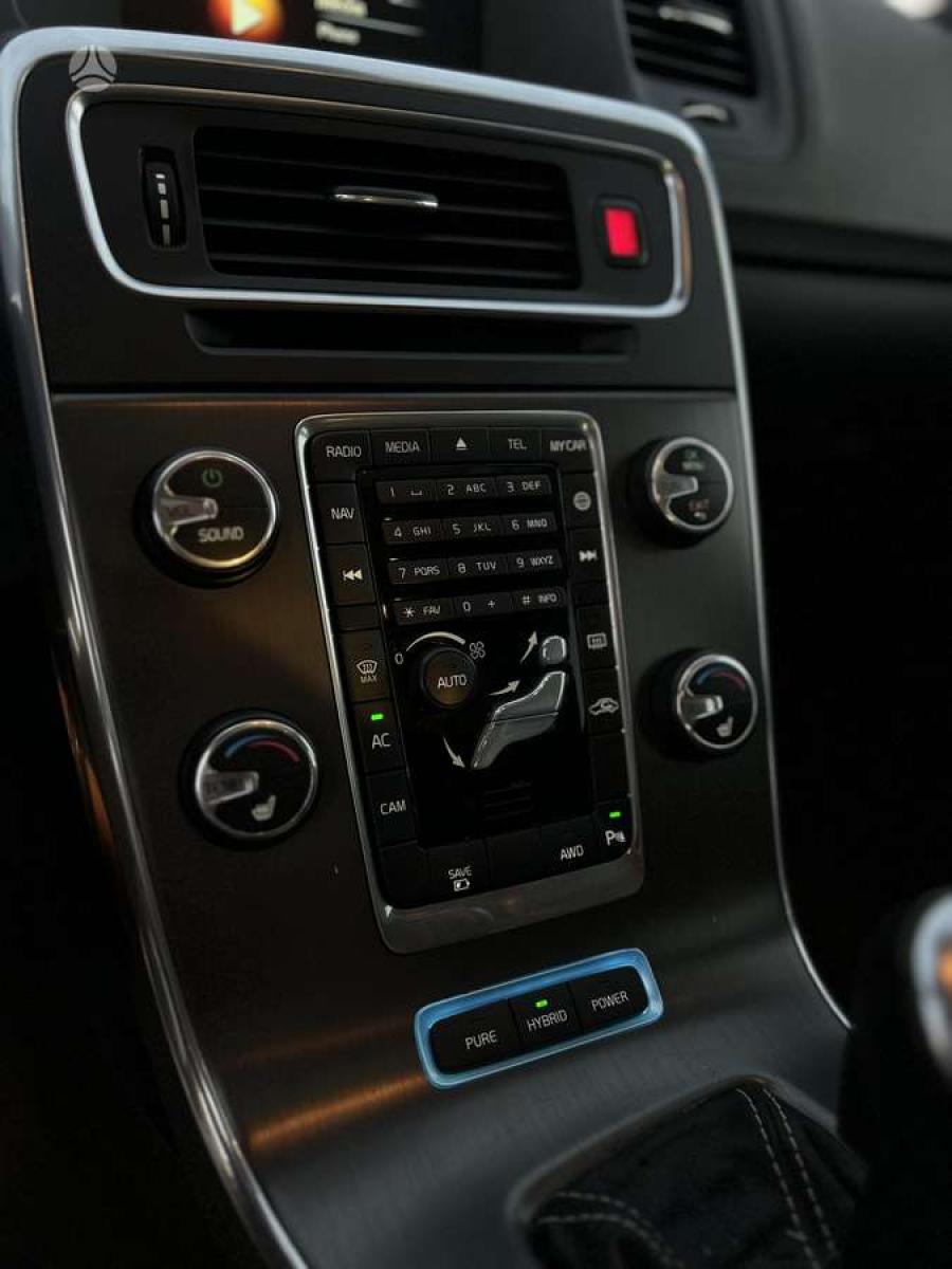Black Volvo V60 2013 in Kaunas, with an engine capacity of 2.40 L and mileage of 334 thousand km for 7999 €, photo 25 on AUTOMOTO.COM.LV