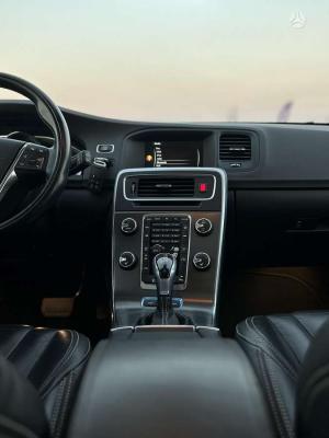 Black Volvo V60 2013 in Kaunas, with an engine capacity of 2.40 L and mileage of 334 thousand km for 7999 €, photo 28 on AUTOMOTO.COM.LV