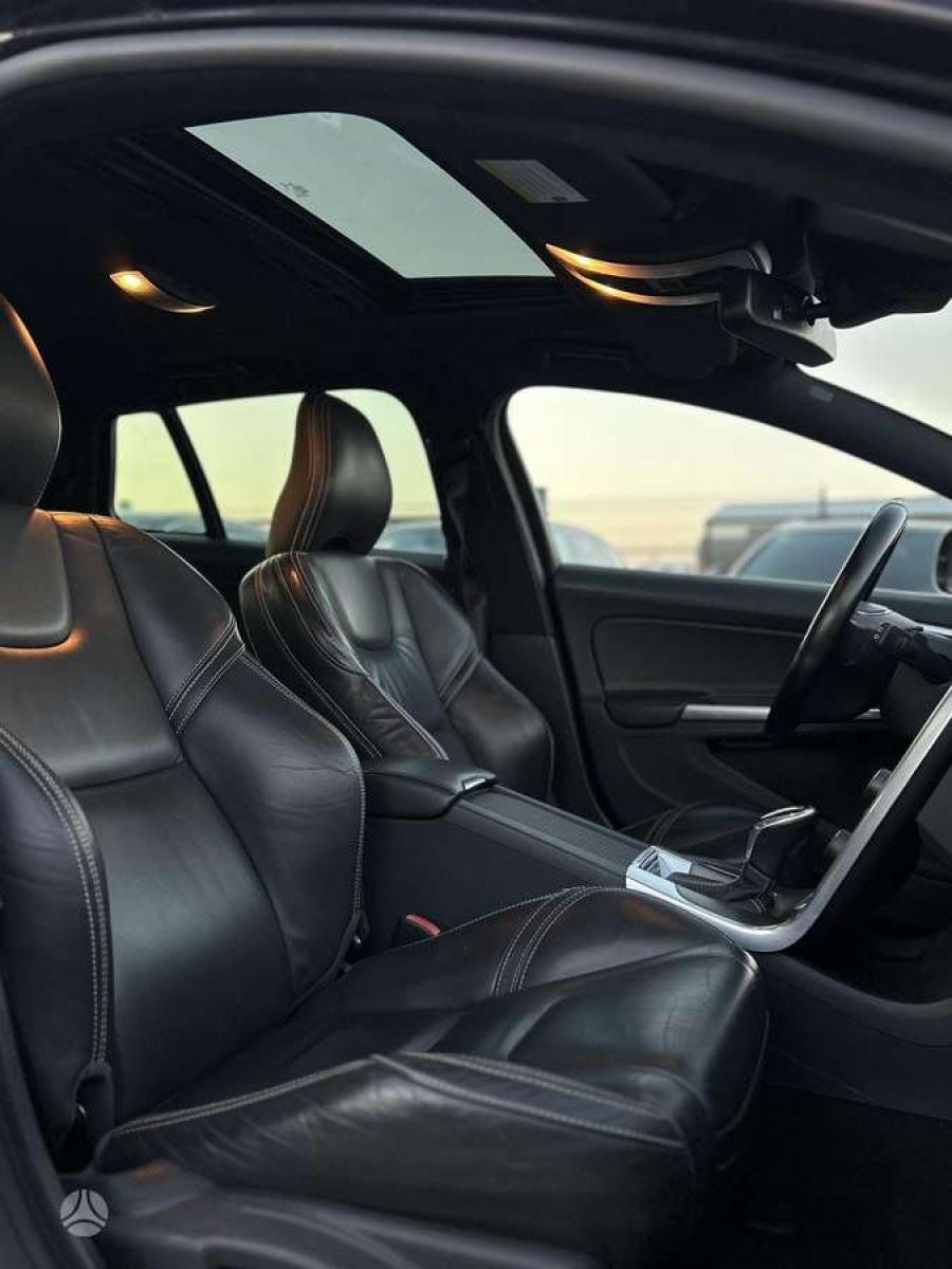 Black Volvo V60 2013 in Kaunas, with an engine capacity of 2.40 L and mileage of 334 thousand km for 7999 €, photo 32 on AUTOMOTO.COM.LV