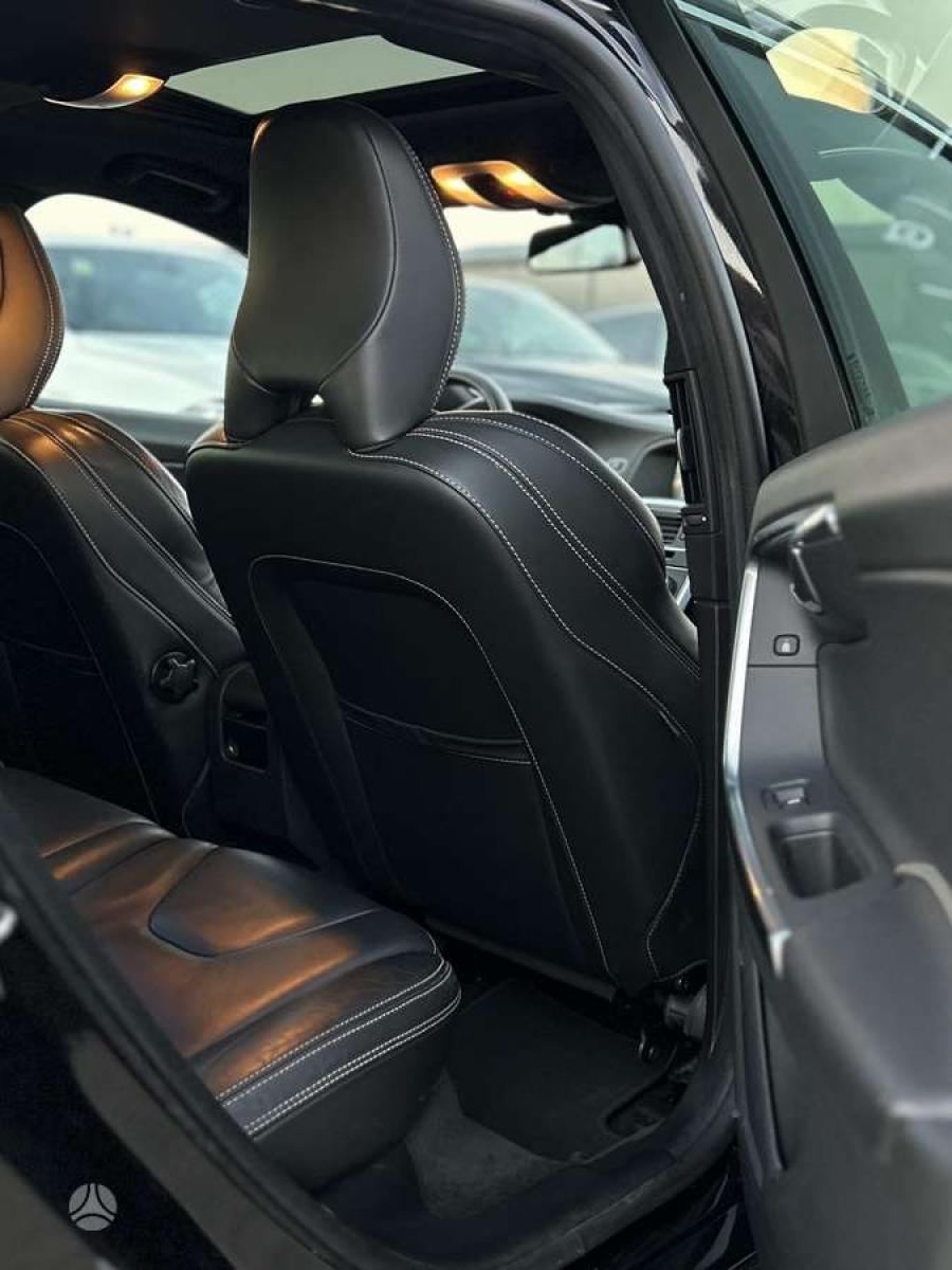 Black Volvo V60 2013 in Kaunas, with an engine capacity of 2.40 L and mileage of 334 thousand km for 7999 €, photo 34 on AUTOMOTO.COM.LV