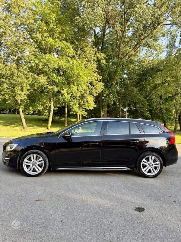 Black Volvo V60 2013 in Marijampole, with an engine capacity of 2.40 L and mileage of 330 thousand km for 7900 €, photo 3 on AUTOMOTO.COM.LV