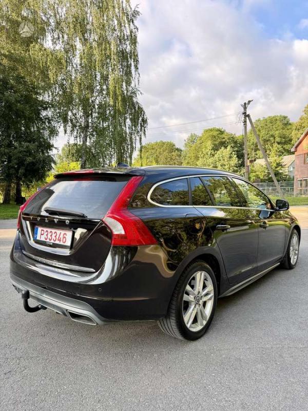 Black Volvo V60 2013 in Marijampole, with an engine capacity of 2.40 L and mileage of 330 thousand km for 7900 €, photo 8 on AUTOMOTO.COM.LV