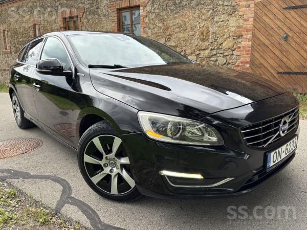 Black Volvo V60 2013 in Bauska, with an engine capacity of 2.40 L and mileage of 0 thousand km for 3800 €, photo 3 on AUTOMOTO.COM.LV