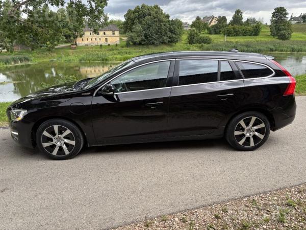 Black Volvo V60 2013 in Bauska, with an engine capacity of 2.40 L and mileage of 0 thousand km for 3800 €, photo 9 on AUTOMOTO.COM.LV