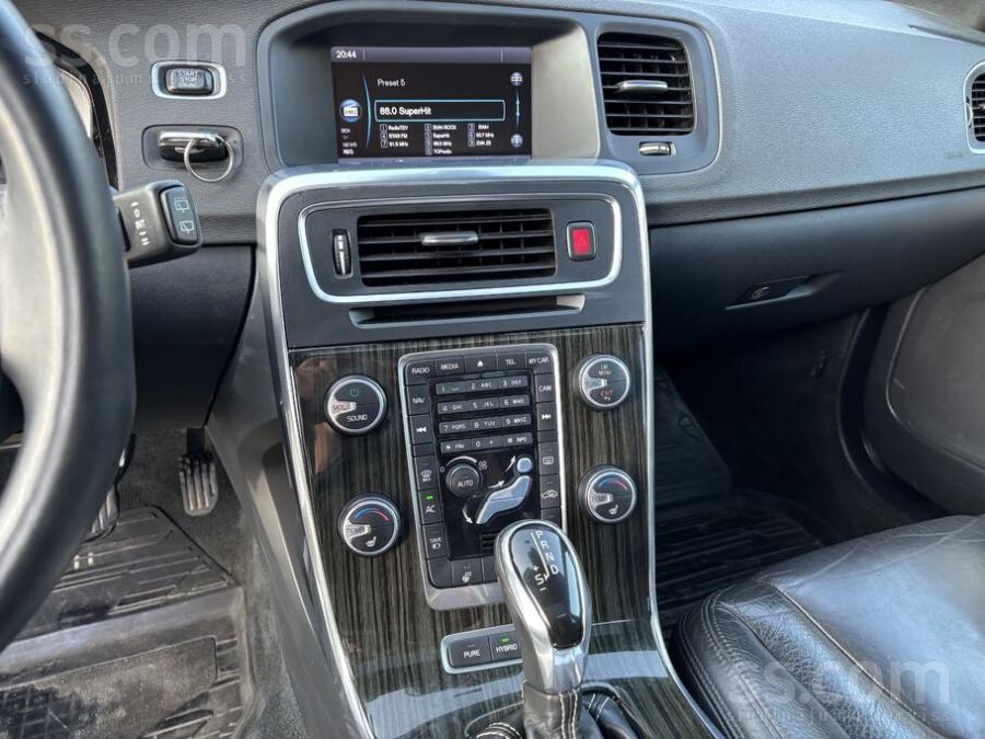 Melns Volvo V60 2013 Bauska, ar dzinēja tilpumu 2.40 L un nobraukumu 0 tūkst. km par 3800 €, foto 18 vietnē AUTOMOTO.COM.LV