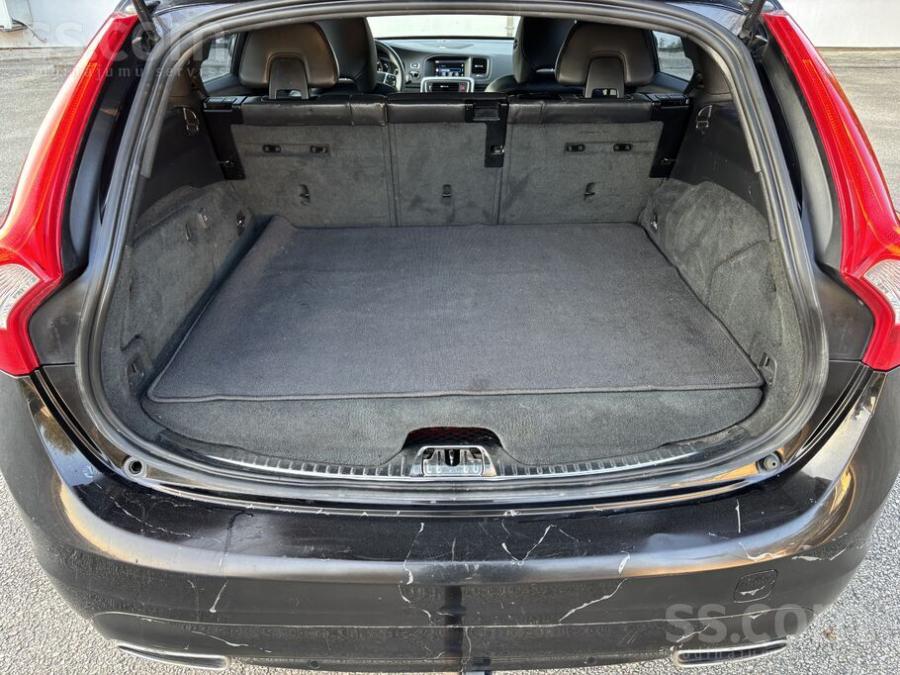 Melns Volvo V60 2013 Bauska, ar dzinēja tilpumu 2.40 L un nobraukumu 0 tūkst. km par 3800 €, foto 28 vietnē AUTOMOTO.COM.LV