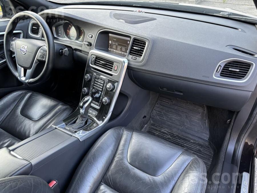 Melns Volvo V60 2013 Bauska, ar dzinēja tilpumu 2.40 L un nobraukumu 0 tūkst. km par 3800 €, foto 32 vietnē AUTOMOTO.COM.LV