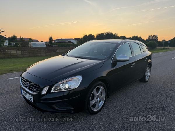 Melns Volvo V60 2013 Tallina, ar dzinēja tilpumu 2.00 L un nobraukumu 241 tūkst. km par 7990 €, foto 1 vietnē AUTOMOTO.COM.LV
