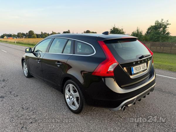 Melns Volvo V60 2013 Tallina, ar dzinēja tilpumu 2.00 L un nobraukumu 241 tūkst. km par 7990 €, foto 2 vietnē AUTOMOTO.COM.LV