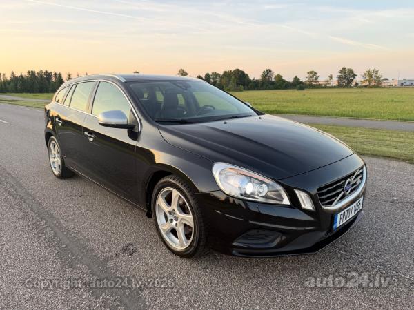 Melns Volvo V60 2013 Tallina, ar dzinēja tilpumu 2.00 L un nobraukumu 241 tūkst. km par 7990 €, foto 3 vietnē AUTOMOTO.COM.LV