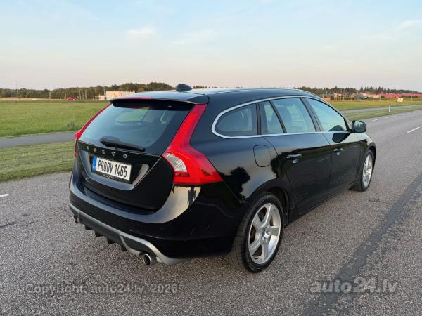 Melns Volvo V60 2013 Tallina, ar dzinēja tilpumu 2.00 L un nobraukumu 241 tūkst. km par 7990 €, foto 4 vietnē AUTOMOTO.COM.LV