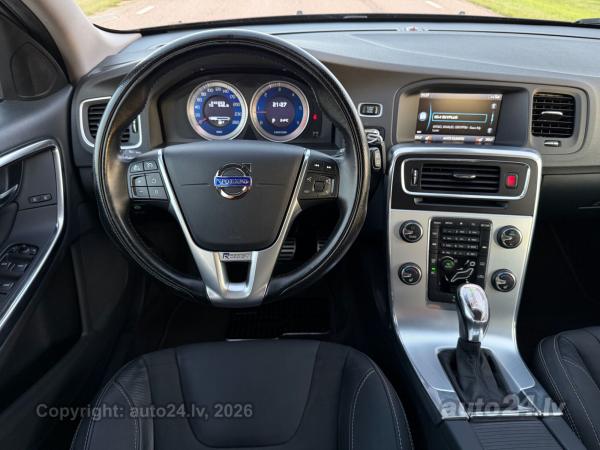 Melns Volvo V60 2013 Tallina, ar dzinēja tilpumu 2.00 L un nobraukumu 241 tūkst. km par 7990 €, foto 5 vietnē AUTOMOTO.COM.LV