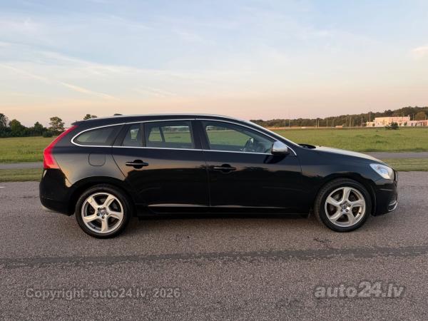 Melns Volvo V60 2013 Tallina, ar dzinēja tilpumu 2.00 L un nobraukumu 241 tūkst. km par 7990 €, foto 10 vietnē AUTOMOTO.COM.LV