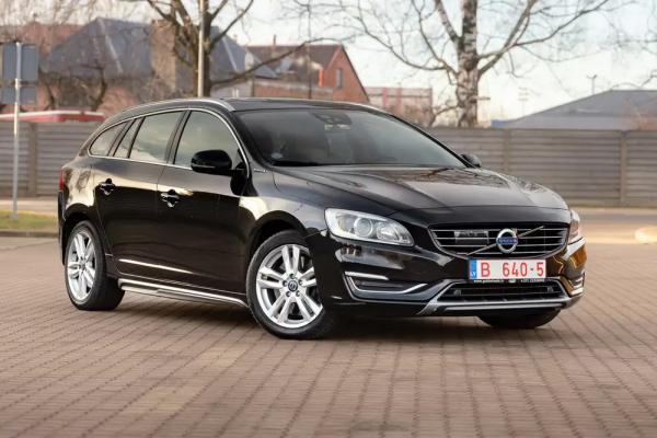 Black Volvo V60 2013 in Jelgava, with an engine capacity of 2.40 L and mileage of 255 thousand km for 8000 €, photo 2 on AUTOMOTO.COM.LV