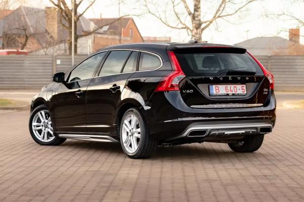 Black Volvo V60 2013 in Jelgava, with an engine capacity of 2.40 L and mileage of 255 thousand km for 8000 €, photo 4 on AUTOMOTO.COM.LV