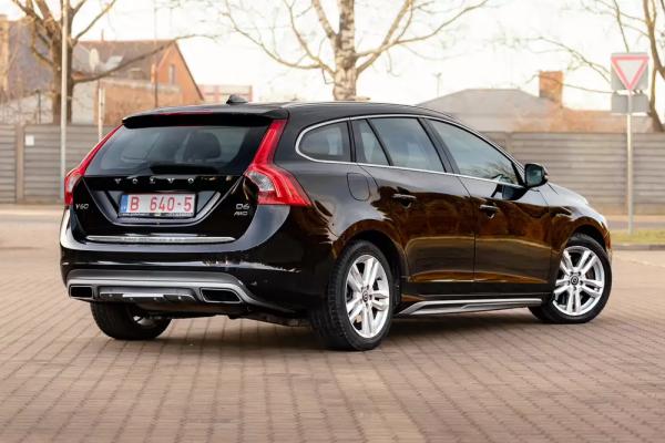 Black Volvo V60 2013 in Jelgava, with an engine capacity of 2.40 L and mileage of 255 thousand km for 8000 €, photo 5 on AUTOMOTO.COM.LV