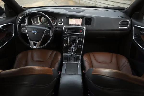 Black Volvo V60 2013 in Jelgava, with an engine capacity of 2.40 L and mileage of 180 thousand km for 10400 €, photo 8 on AUTOMOTO.COM.LV