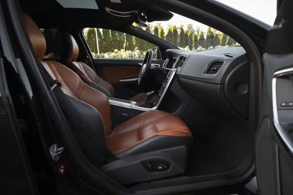 Black Volvo V60 2013 in Jelgava, with an engine capacity of 2.40 L and mileage of 180 thousand km for 10400 €, photo 9 on AUTOMOTO.COM.LV