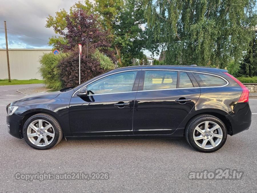 Melns Volvo V60 2013 Paide, ar dzinēja tilpumu 2.40 L un nobraukumu 271 tūkst. km par 8990 €, foto 3 vietnē AUTOMOTO.COM.LV