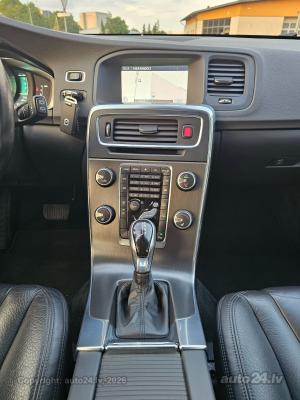 Melns Volvo V60 2013 Paide, ar dzinēja tilpumu 2.40 L un nobraukumu 271 tūkst. km par 8990 €, foto 11 vietnē AUTOMOTO.COM.LV