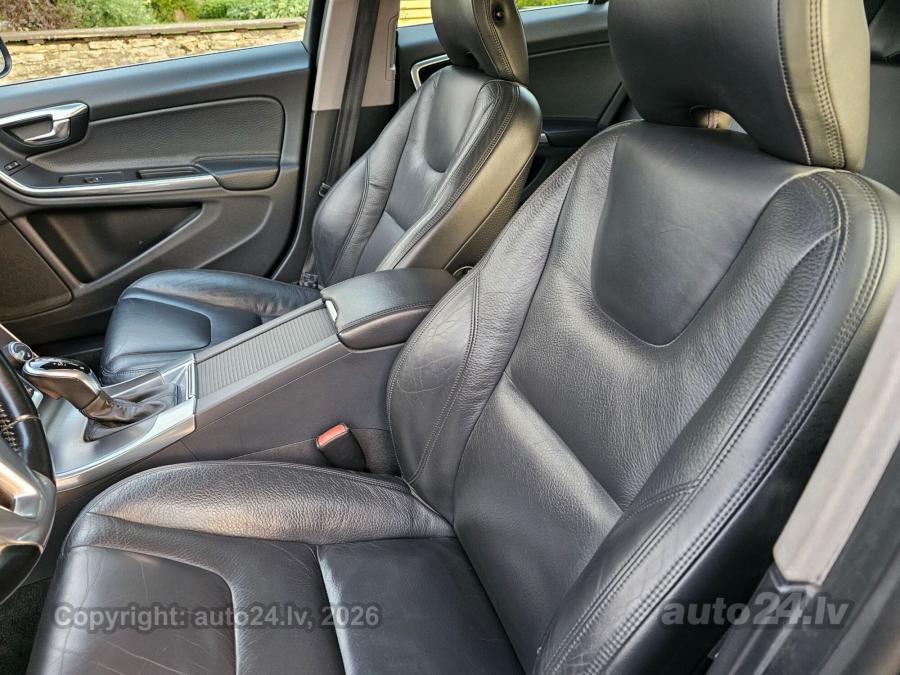 Melns Volvo V60 2013 Paide, ar dzinēja tilpumu 2.40 L un nobraukumu 271 tūkst. km par 8990 €, foto 25 vietnē AUTOMOTO.COM.LV