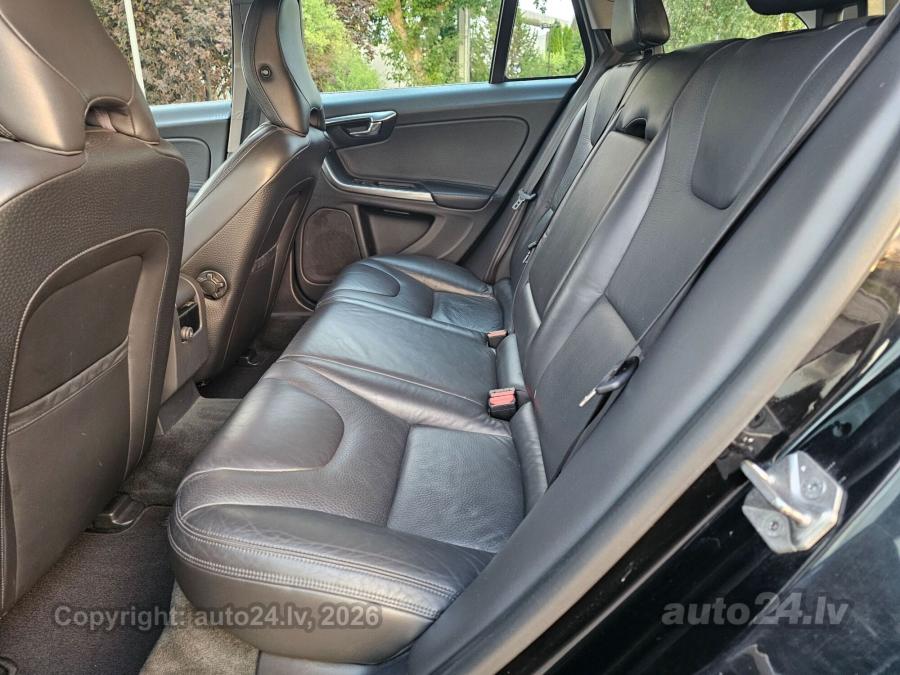 Melns Volvo V60 2013 Paide, ar dzinēja tilpumu 2.40 L un nobraukumu 271 tūkst. km par 8990 €, foto 26 vietnē AUTOMOTO.COM.LV