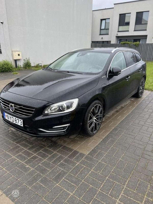 Черный Вольво B60 2013 в Вильнюс, объемом двигателя 2.40 л и пробегом 300 тыс. км за 6000 €, фото 1 на AUTOMOTO.COM.LV