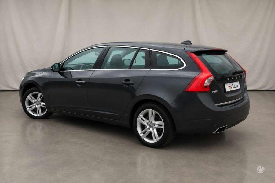 Melns Volvo V60 2013 Viļņa, ar dzinēja tilpumu 2.40 L un nobraukumu 291 tūkst. km par 7890 €, foto 3 vietnē AUTOMOTO.COM.LV