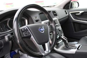 Melns Volvo V60 2013 Viļņa, ar dzinēja tilpumu 2.40 L un nobraukumu 291 tūkst. km par 7890 €, foto 4 vietnē AUTOMOTO.COM.LV